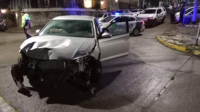 Chocó a un auto, escapó, pero impactó contra un paredón | ANBariloche