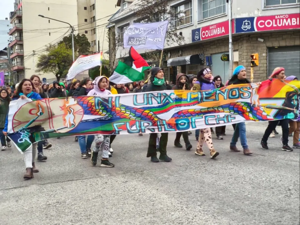 Bariloche se sumó a la movilización nacional por el triple femicidio de Florencio Varela ...