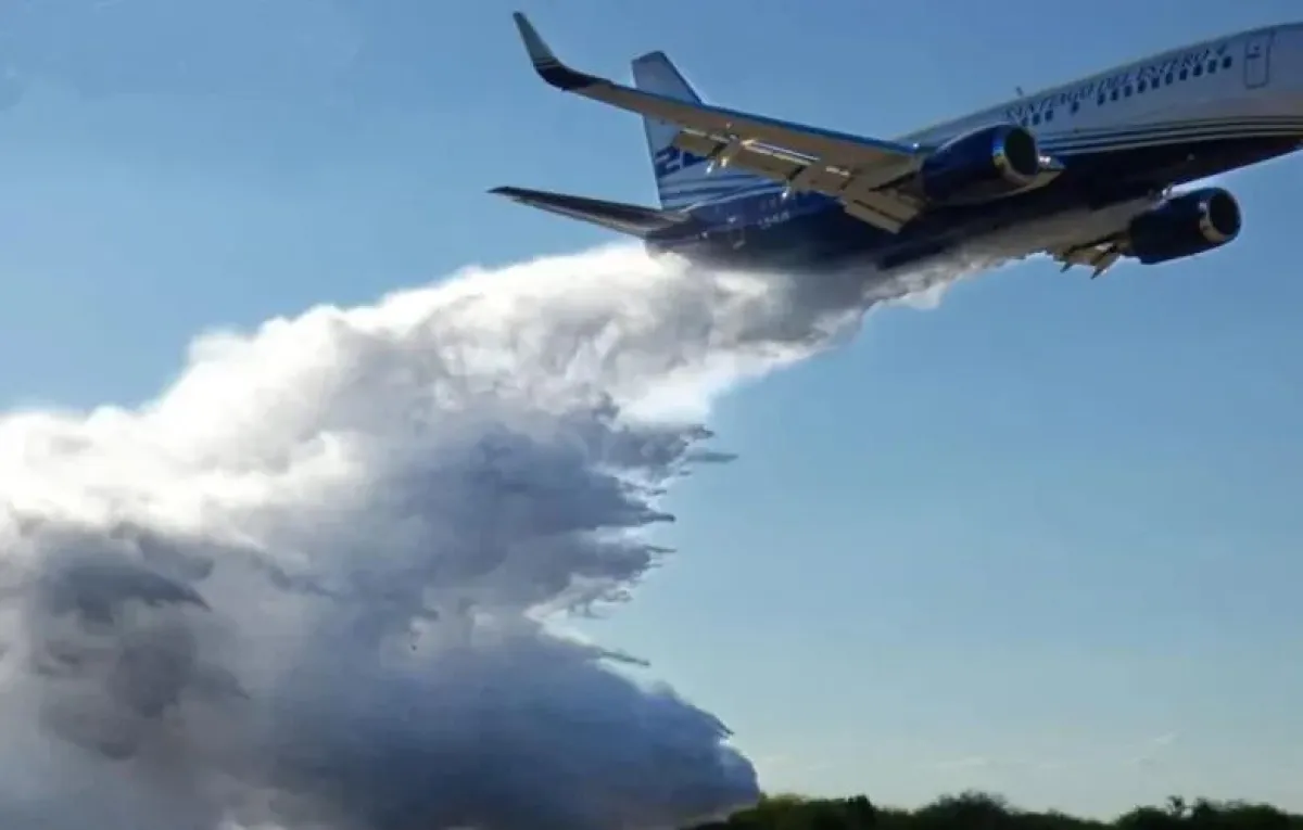 Llegó a Esquel el Boeing 737 FireLiner, el avión hidrante más grande de ...